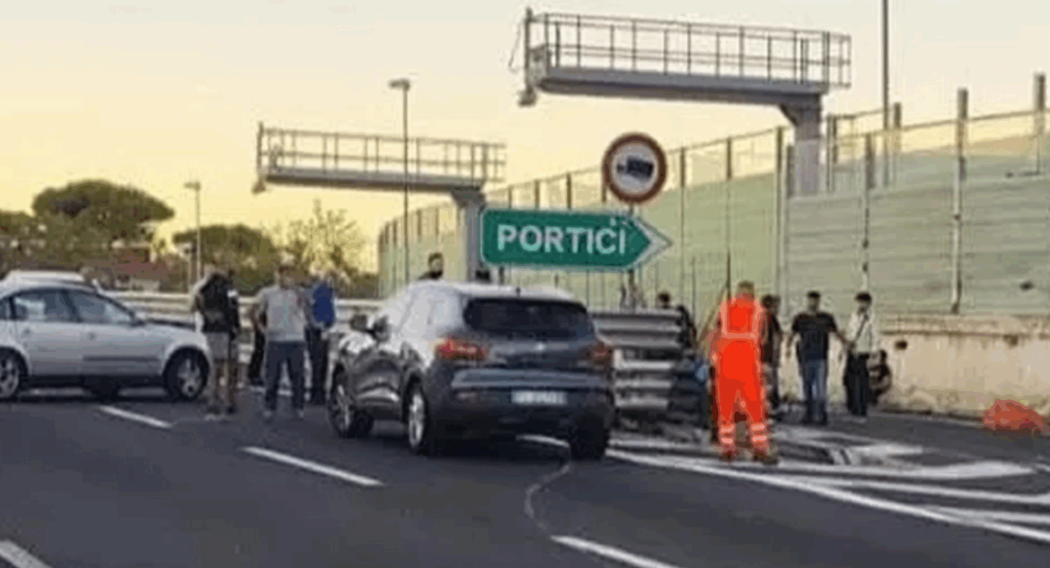 Tragica mattinata in strada: incidente mortale all'uscita di Portici ...